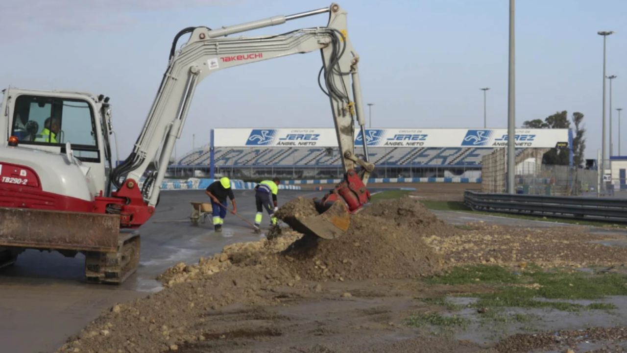 Rain hits Circuit de Jerez and causes flooding ahead of MotoGP