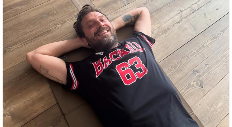 Cesare Cremonini si allena sulla neve come Rocky (ma indossa la felpa ...