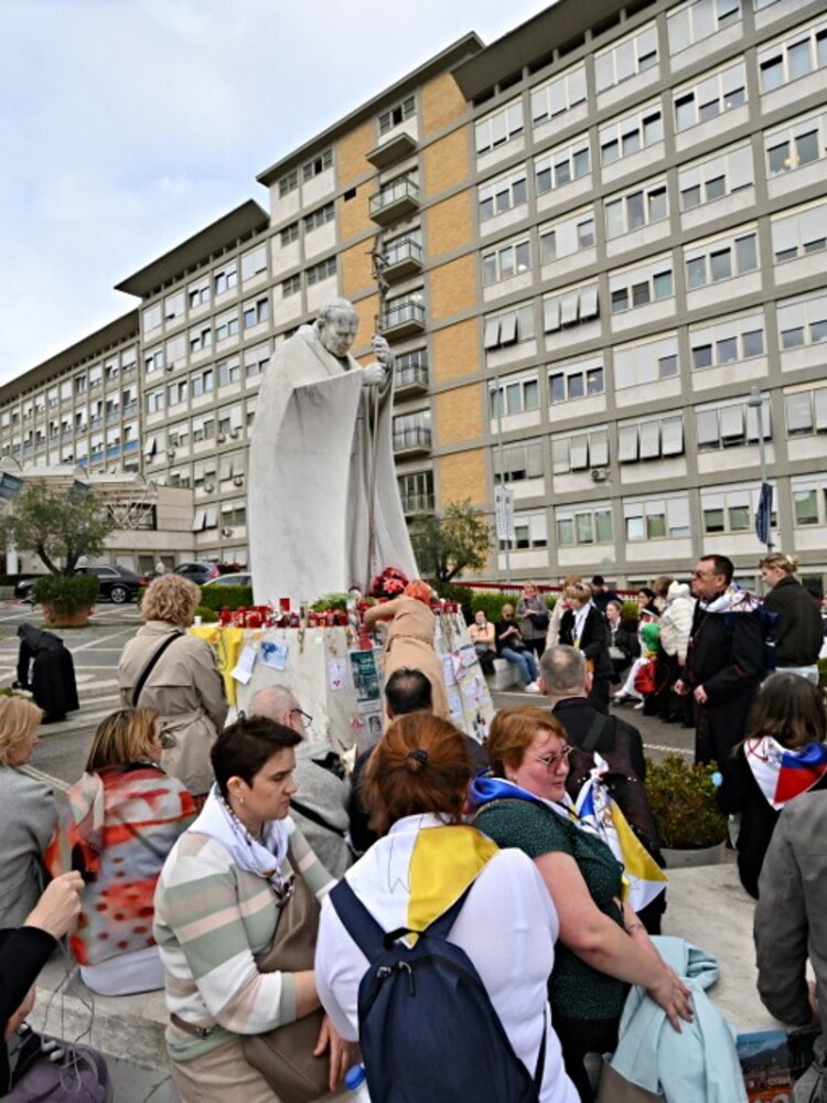 Lievi miglioramenti nella salute di Papa Francesco, anche oggi ...