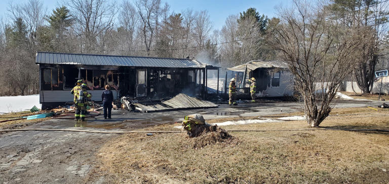 Fire destroys mobile home in Detroit
