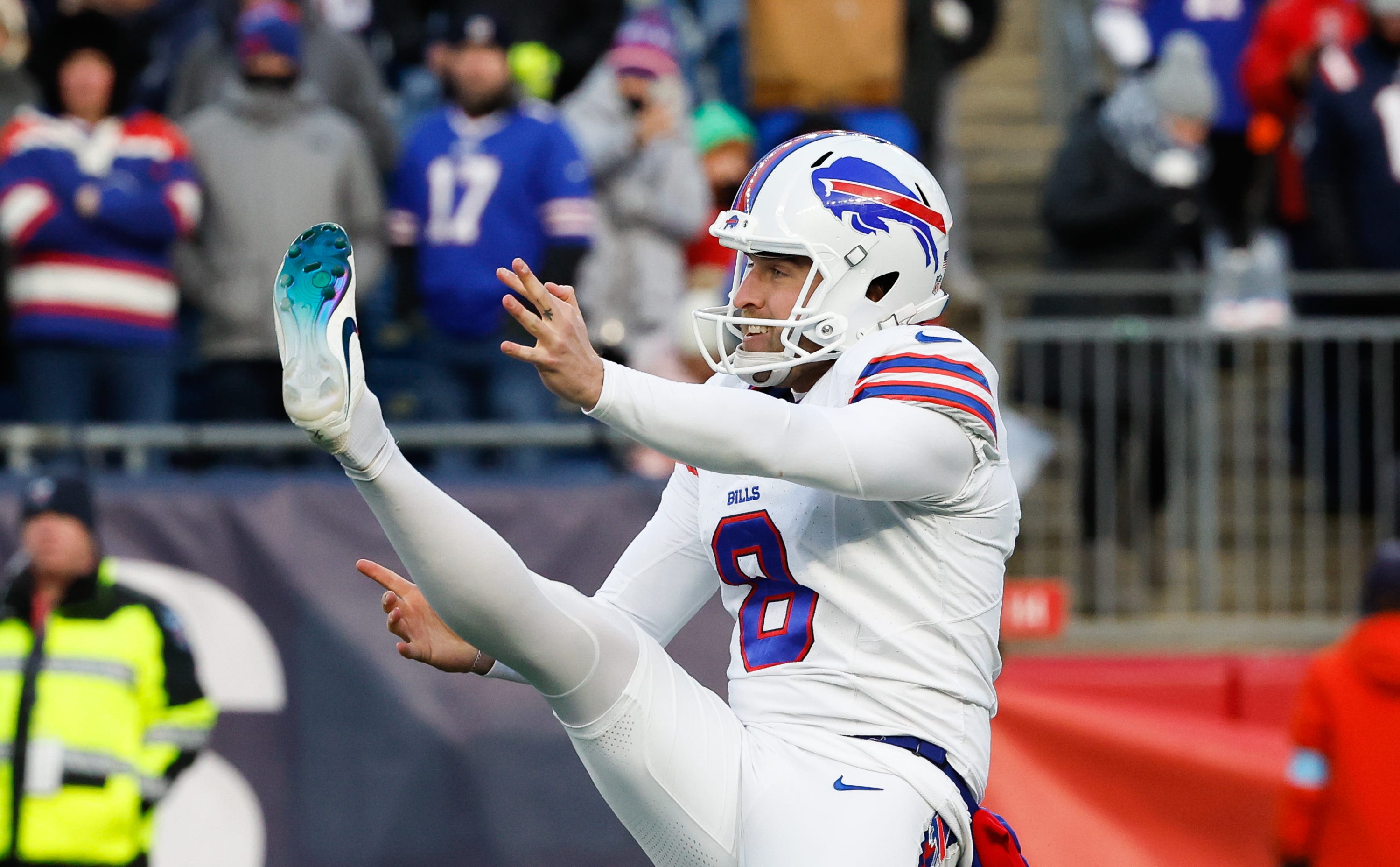 Panthers starting over at punter, agree to terms with Sam Martin