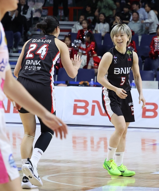 ‘우리은행 나와!’ BNK, ‘김소니아 더블더블’ 앞세워 삼성생명 격파…3승 2패로 챔프전행 [WKBL PO]