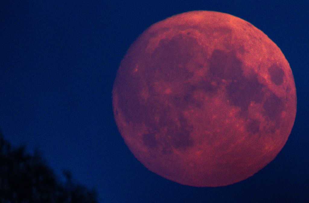Total lunar eclipse: When will totality, blood moon be visible in Omaha ...