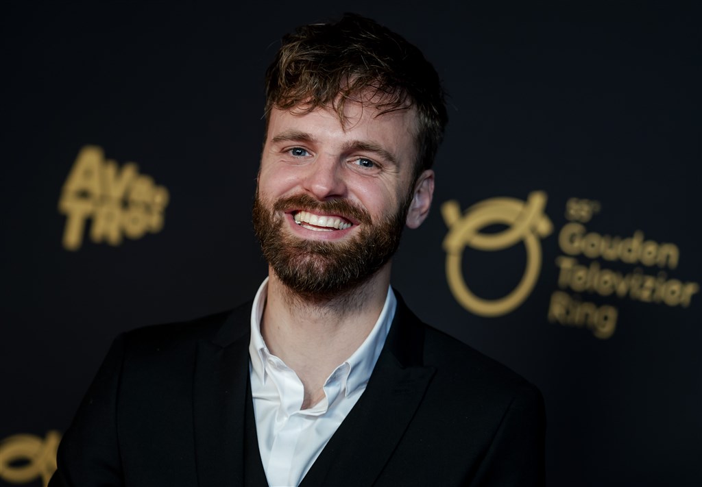 Tim Hofman in gevecht met oplichter in BOOS-uitzending: 'Bel de politie!'