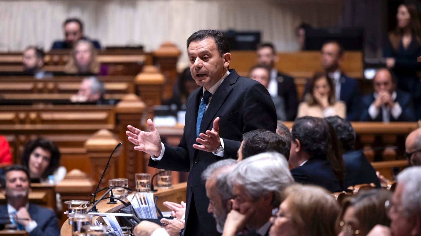 El primer ministro de Portugal pierde la moción de confianza y aboca al ...