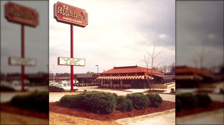 What It Was Like Eating At The First Applebee's In 1980