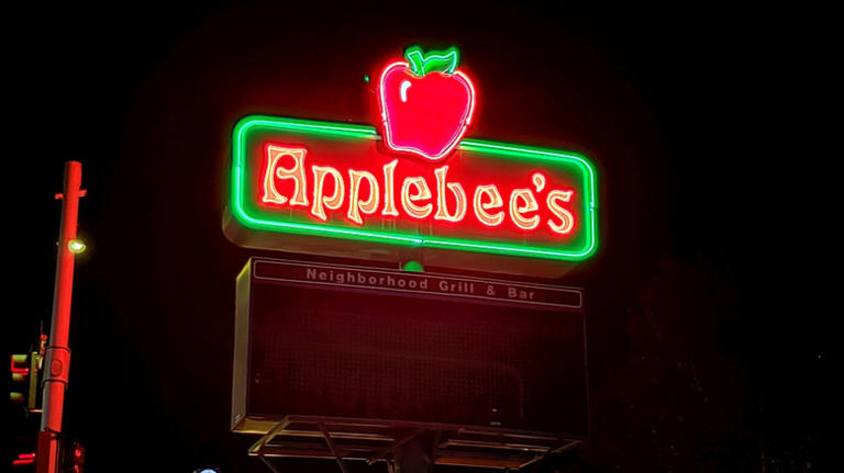 What It Was Like Eating At The First Applebee's In 1980