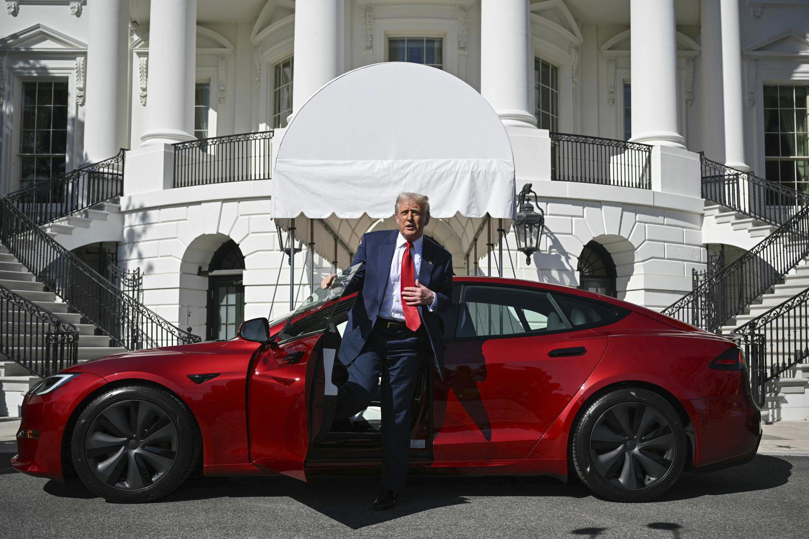 Trump selects a new Tesla on White House driveway to show support for ... Trump selects a new Tesla on White House driveway to show support for ...