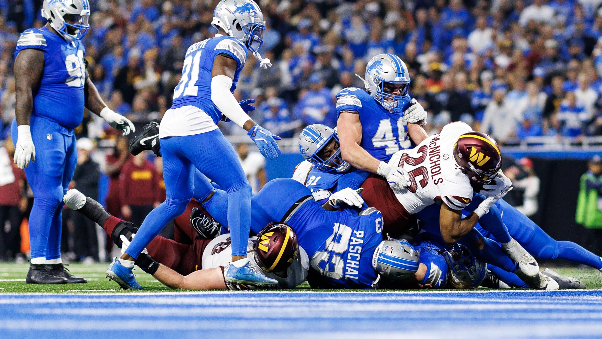 Commanders re-sign running back Jeremy McNichols