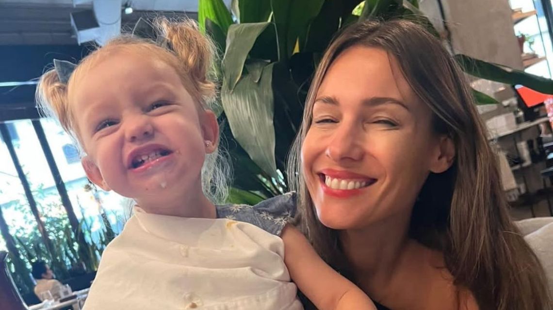 Pampita mostró a Ana García Moritán dar sus primeros pasos de ballet