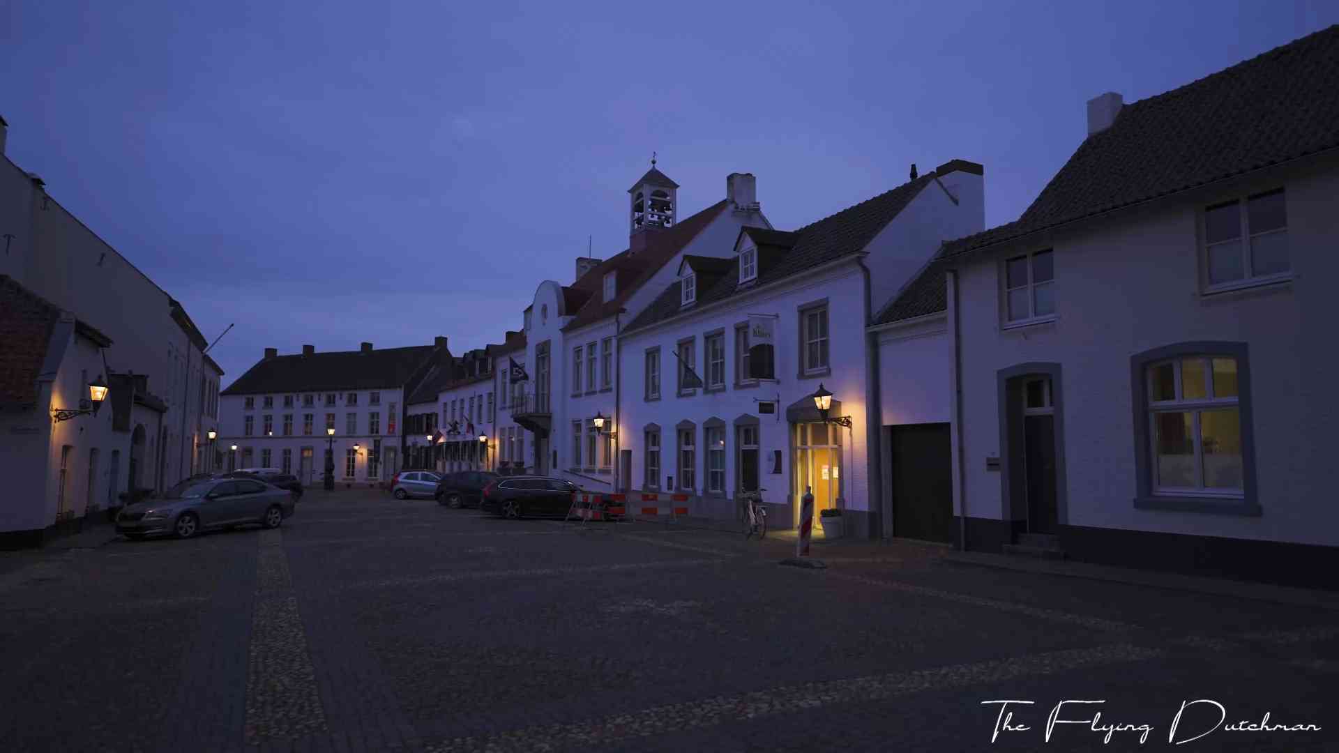 Thorn bij Avond – Een Rustgevende Wandeling door het Pittoreske Witte Dorp (4K)