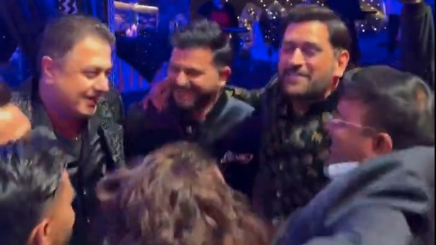 Watch: MS Dhoni dances his heart out at Rishabh Pant's sister's wedding Watch: MS Dhoni dances his heart out at Rishabh Pant's sister's wedding