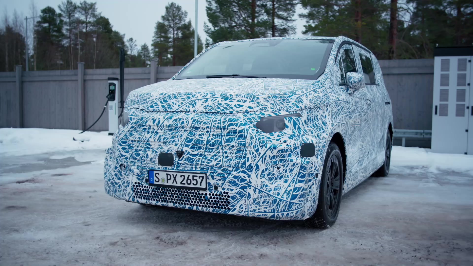 New Mercedes-Benz MPVs master Winter Testing Sweden