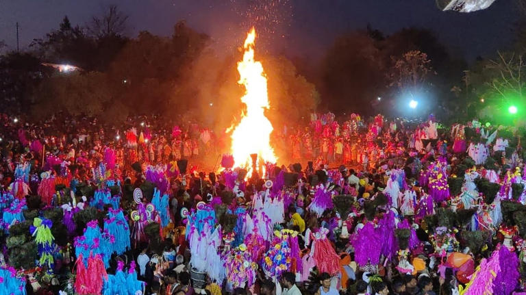 Rajvadi Kathi Holi | सातपुड्याच्या कुशीत पेटणारी 'राजवाडी होळी ...