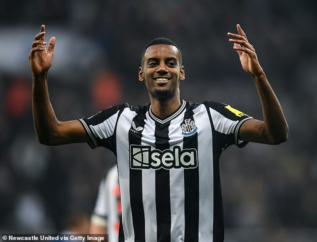 Newcastle sponsor Sela to provide black-and-white scarves for EVERY fan ...