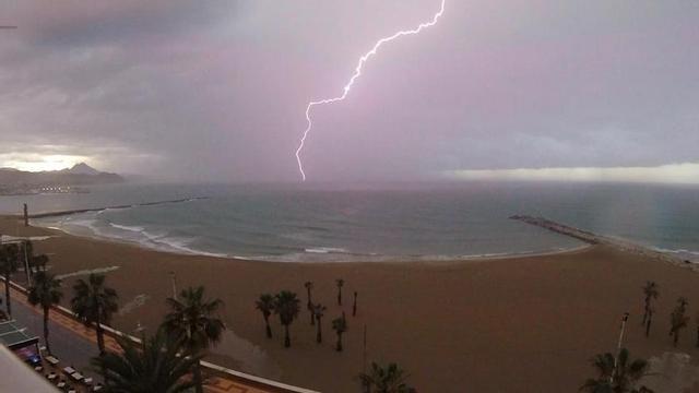 ¿Qué pasa cuando un rayo golpea el mar? Esto es lo que ha ocurrido hoy ...