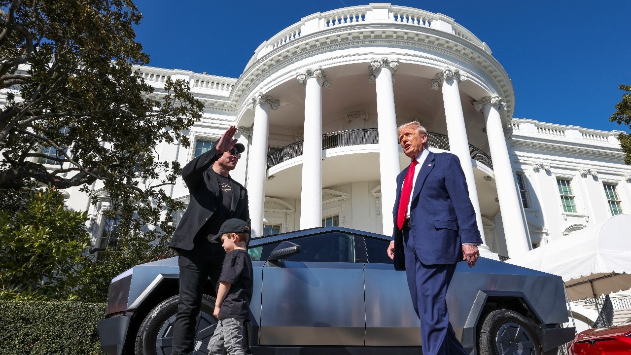 White House now a Tesla showroom? Trump poses with 5 vehicles at South Lawn
