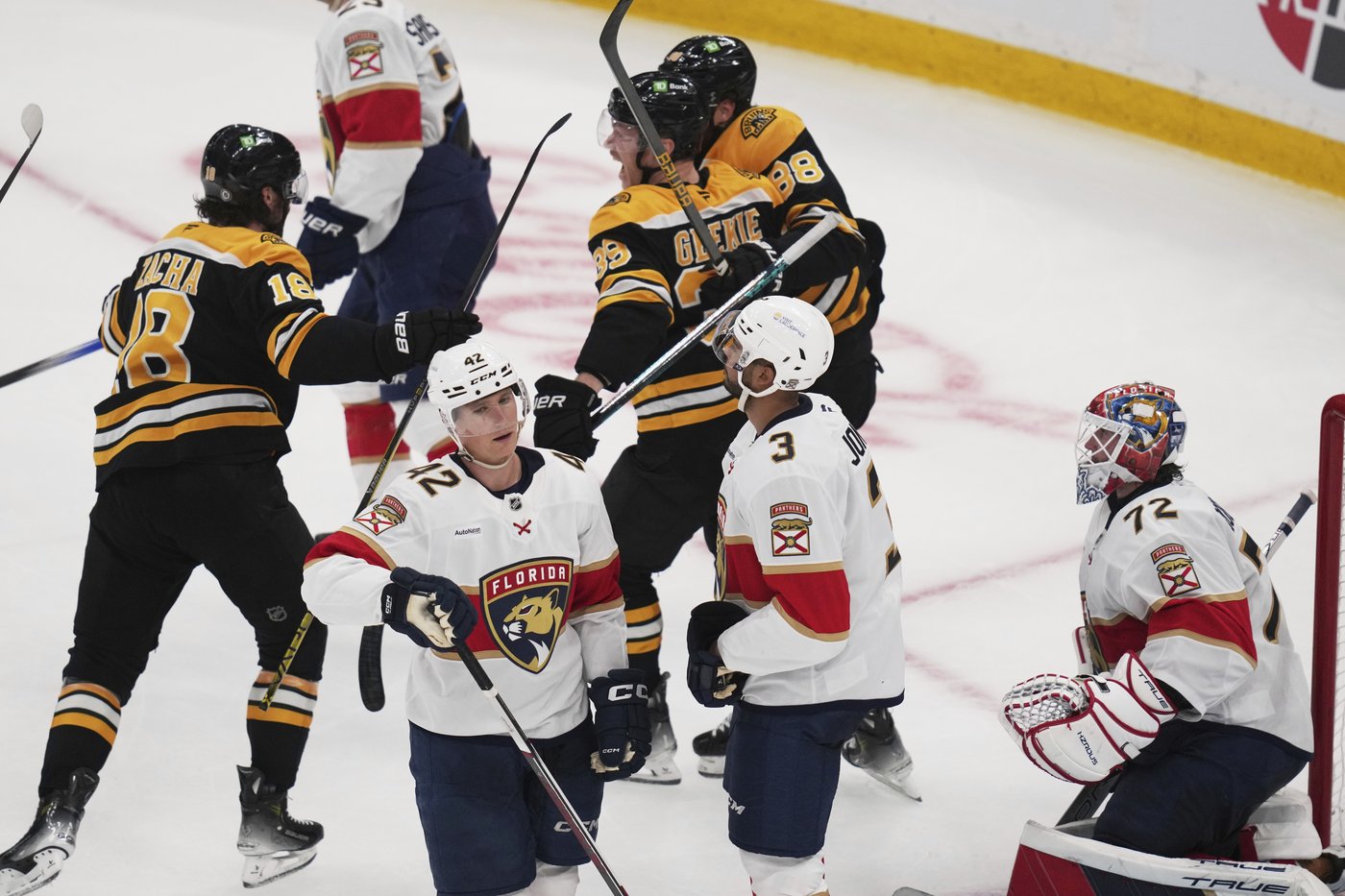 Les Bruins battent les Panthers grâce à trois buts en troisième période