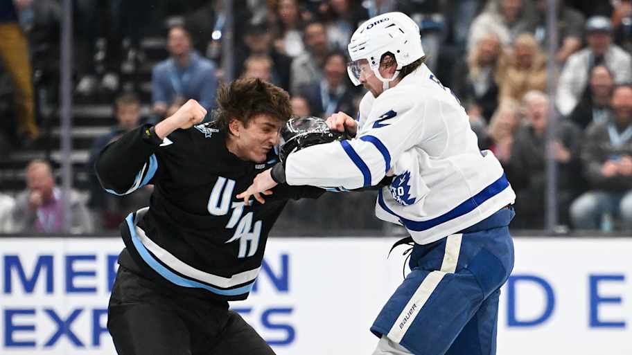 Maple Leaf's Simon Benoit pulls out Superman Punch in fight vs. Utah