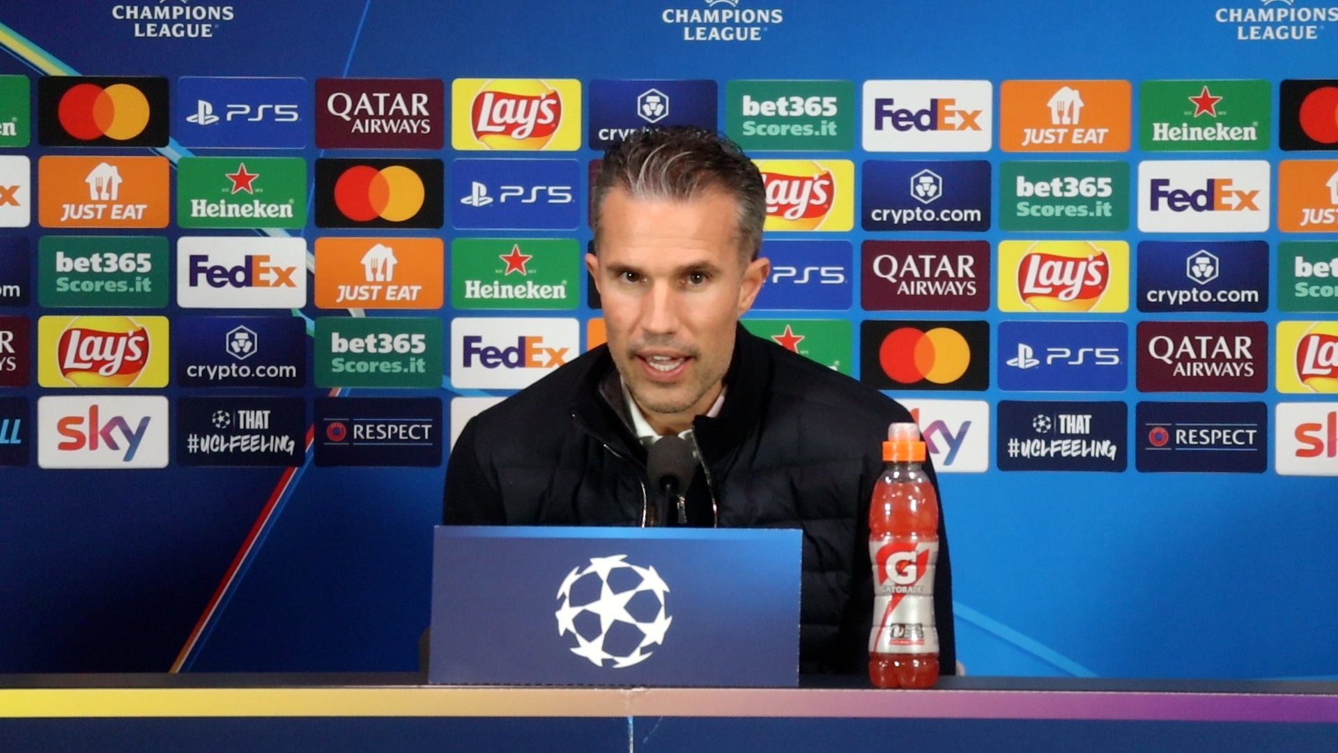 Van Persie kan stiekem genieten van Inter: 'Hoe zij zich voor de bal ...