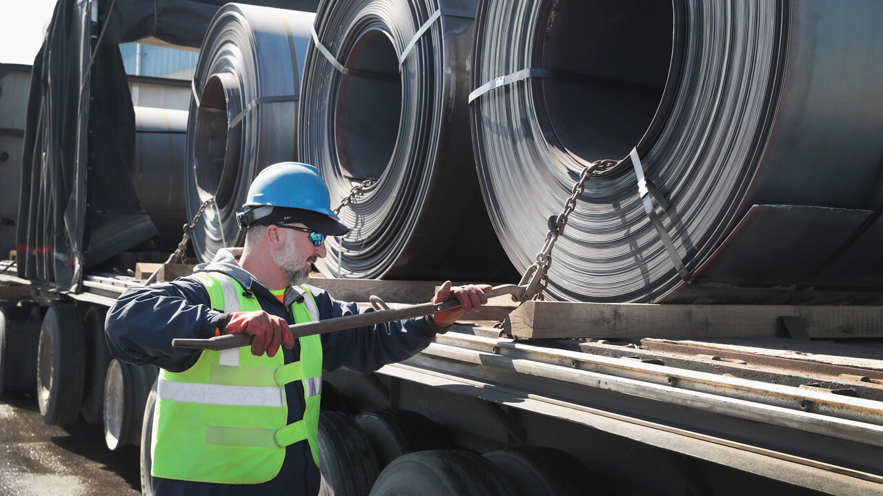 Invoerbelasting van 25 procent gaat in voor alle staal en aluminium dat ...