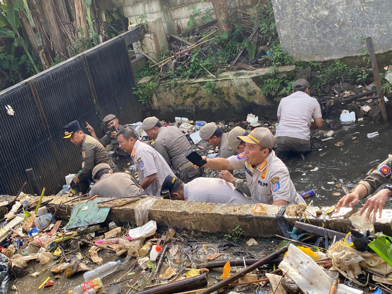 Seusai Disidak Gubernur, Supian Suri Turun Langsung Bersihkan Sampah di Kali Balai Kota Depok