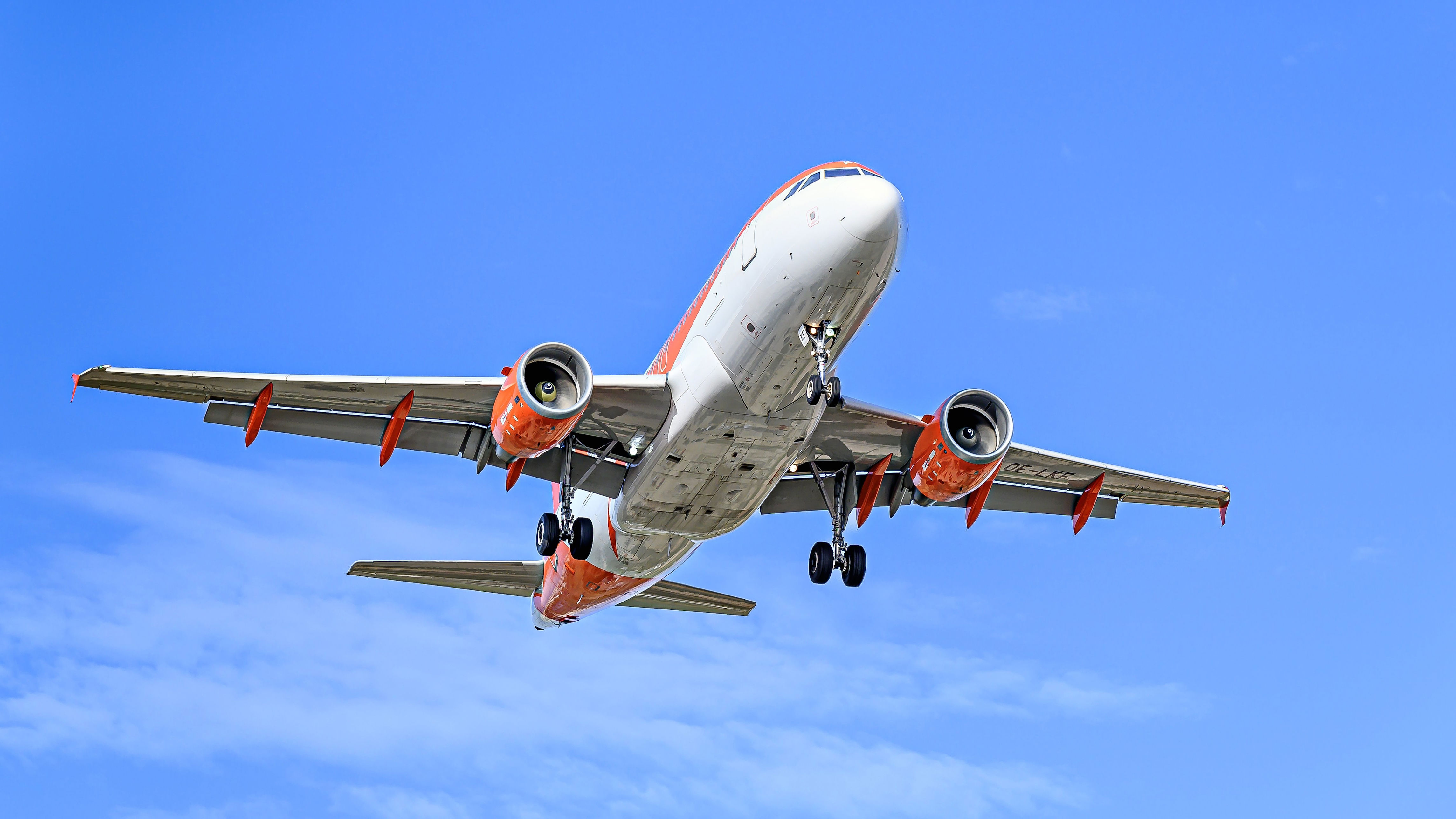 Kapitan EasyJet zawieszony. Omal nie wleciał samolotem w szczyt góry