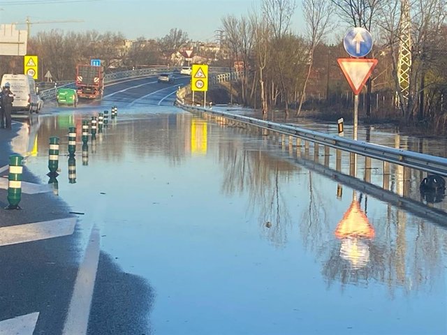 Continúa cortada la M-206 por agua en la vía