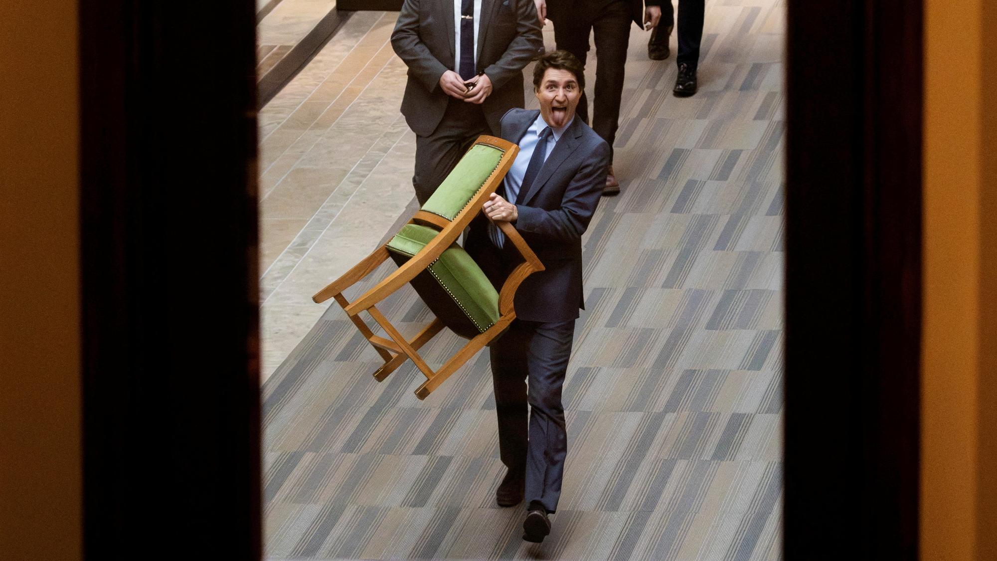 Au Canada, Justin Trudeau emporte un meuble du Parlement au moment de ...