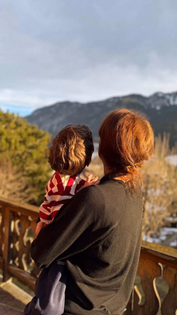 Princess Eugenie reveals previously unseen family photo on phone lock ...