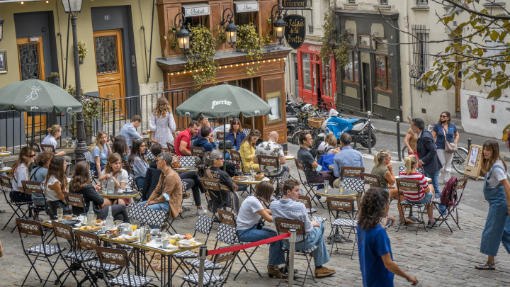 קסם מזויף: איך הבירה הרומנטית ביותר באירופה הפכה לעיר של נוכלים