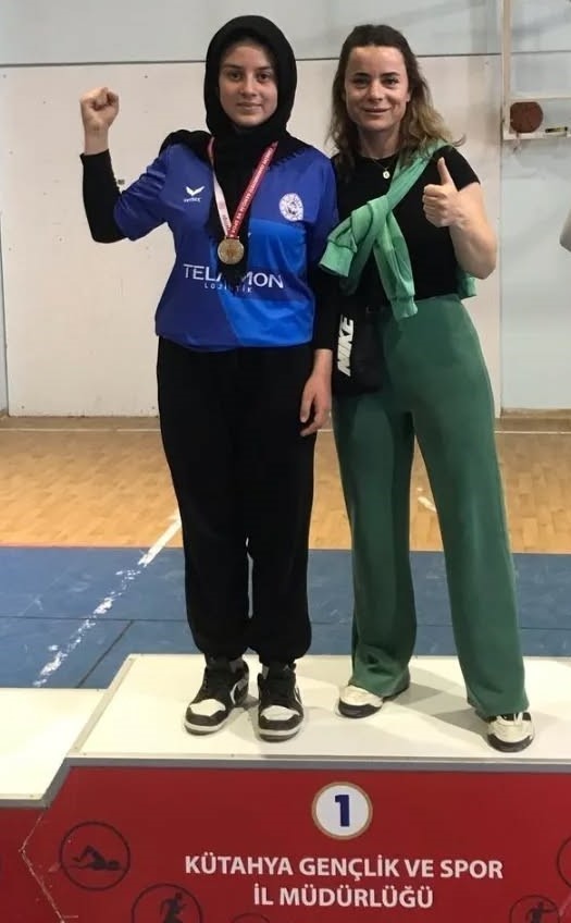 Gedizli öğrencilerden bilek güreşinde büyük başarı