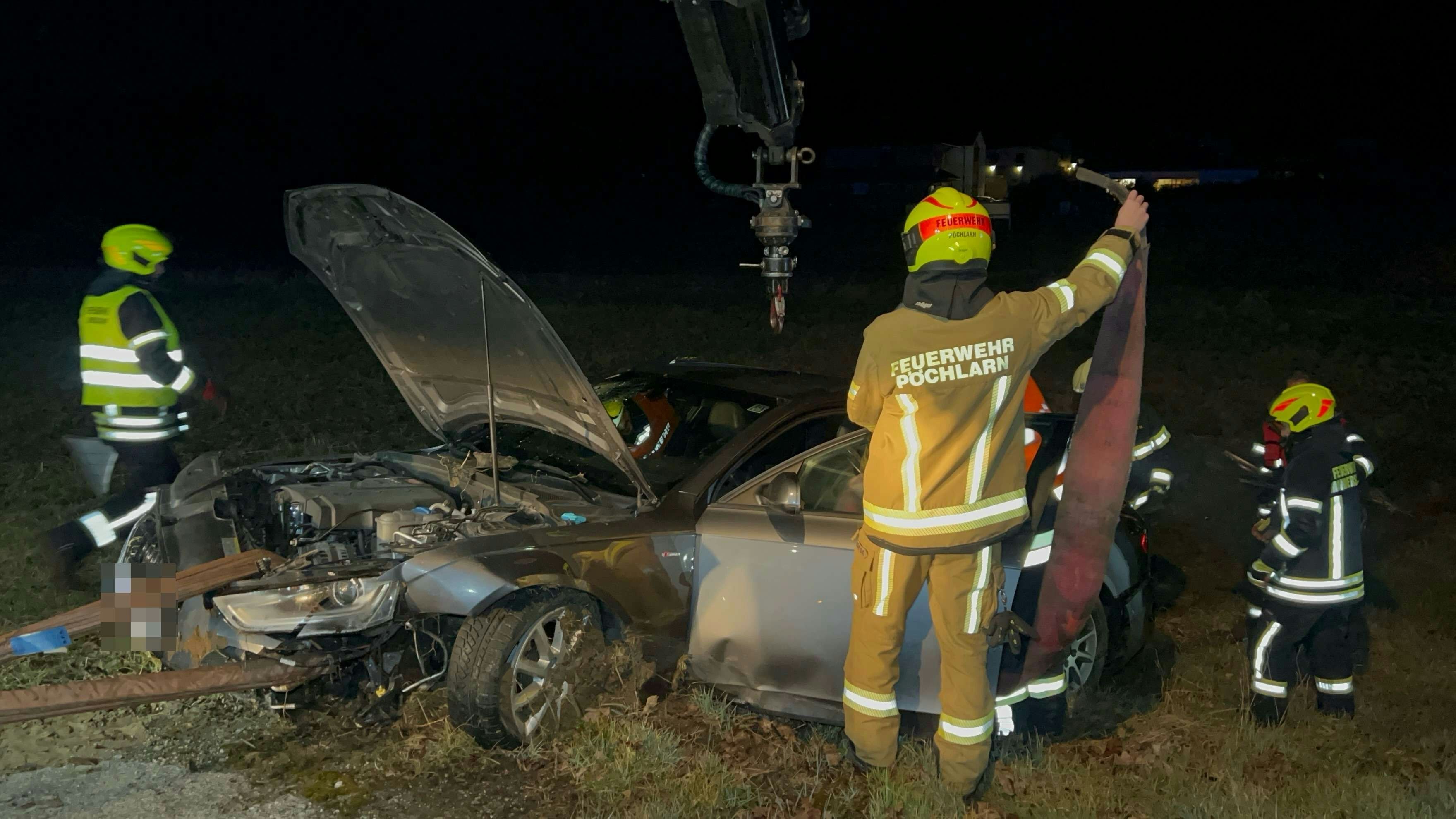 Feuerwehr wird Zeuge von Unfall, eilt Mann zu Hilfe