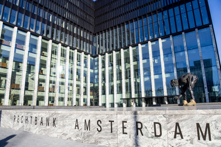 Walid C.A. (22) steekt buurvrouw minstens vijftien keer met glasscherf