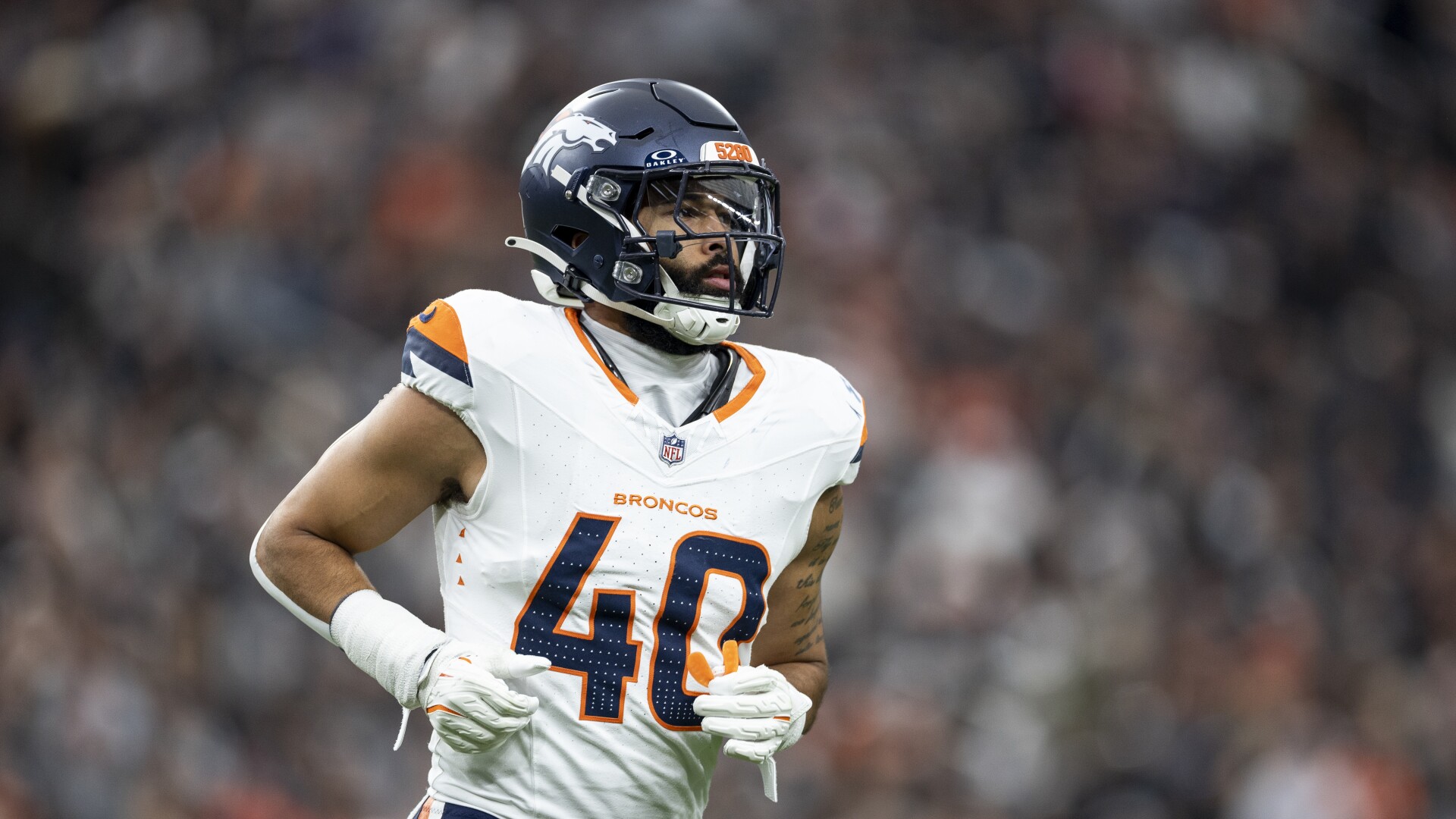 Broncos agree to re-sign LB Justin Strnad