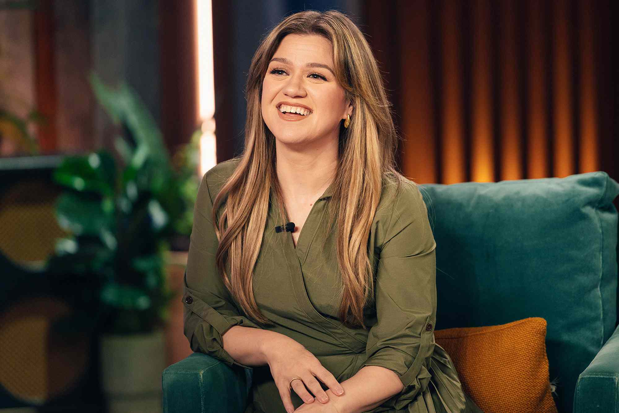 Kelly Clarkson Considering Future of Her 'Demanding' Talk Show, 'Might ...