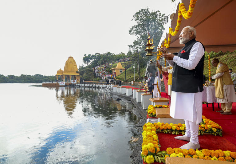 PM offering Sangam's holy water in Mauritius shows India's 'Vasudhaiva ...