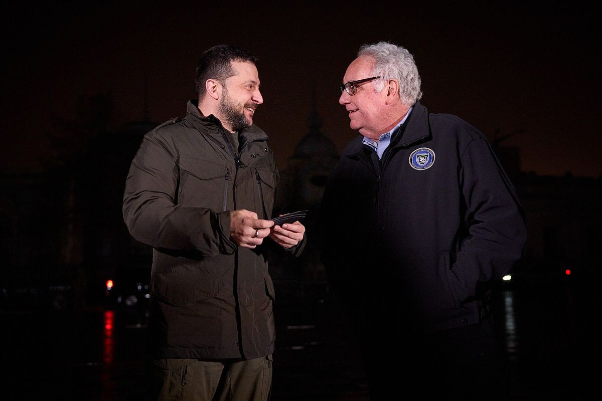 Warren Buffett did not send more than $500M to Ukraine — but his son did