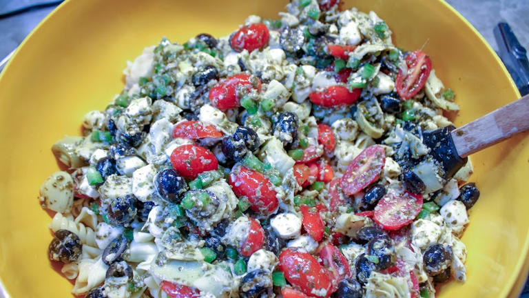 Your Cookouts Will Be Tastier With This Cheese Tortellini Pasta Salad ...