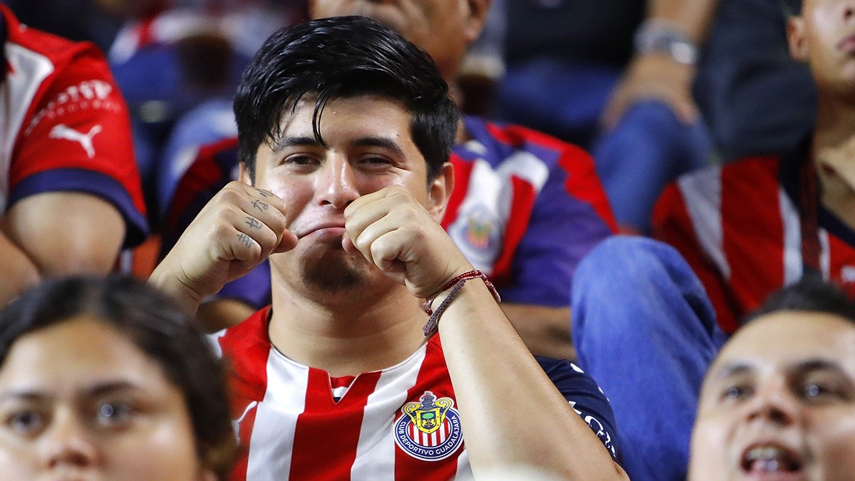 Serenade Gone Wrong: Chivas 'Snubs' Fans Before Classic Match Against América