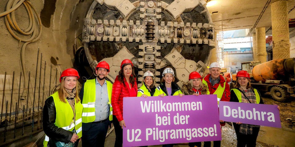 Tunnelvortriebsmaschine "Debohra" bei U2-Baustelle angekommen
