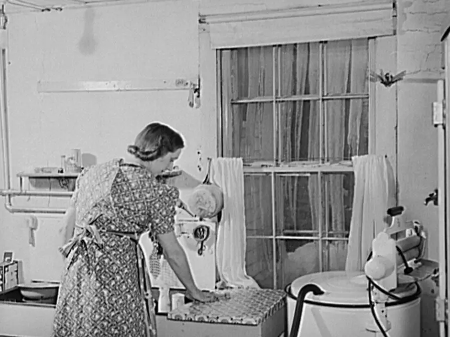 A Day in the Life of a 1960s Stay-at-Home Mom – The 13 Daily Struggles