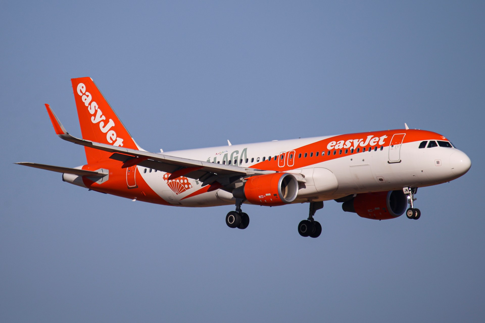 EasyJet pilot 'flew too close to mountains with 190 passengers on board'