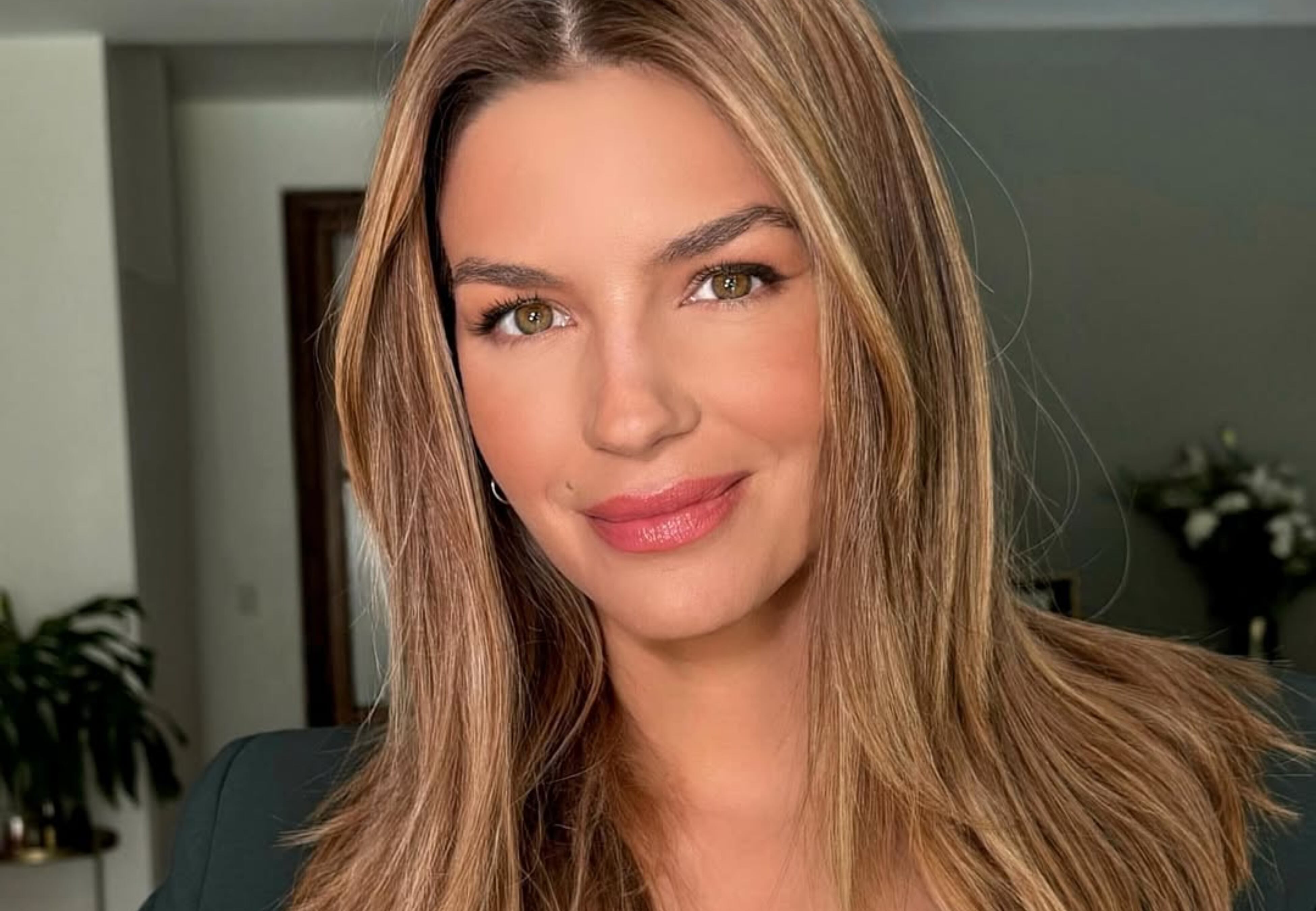 Marcela Kloosterboer deslumbró con un minivestido de un color que ...