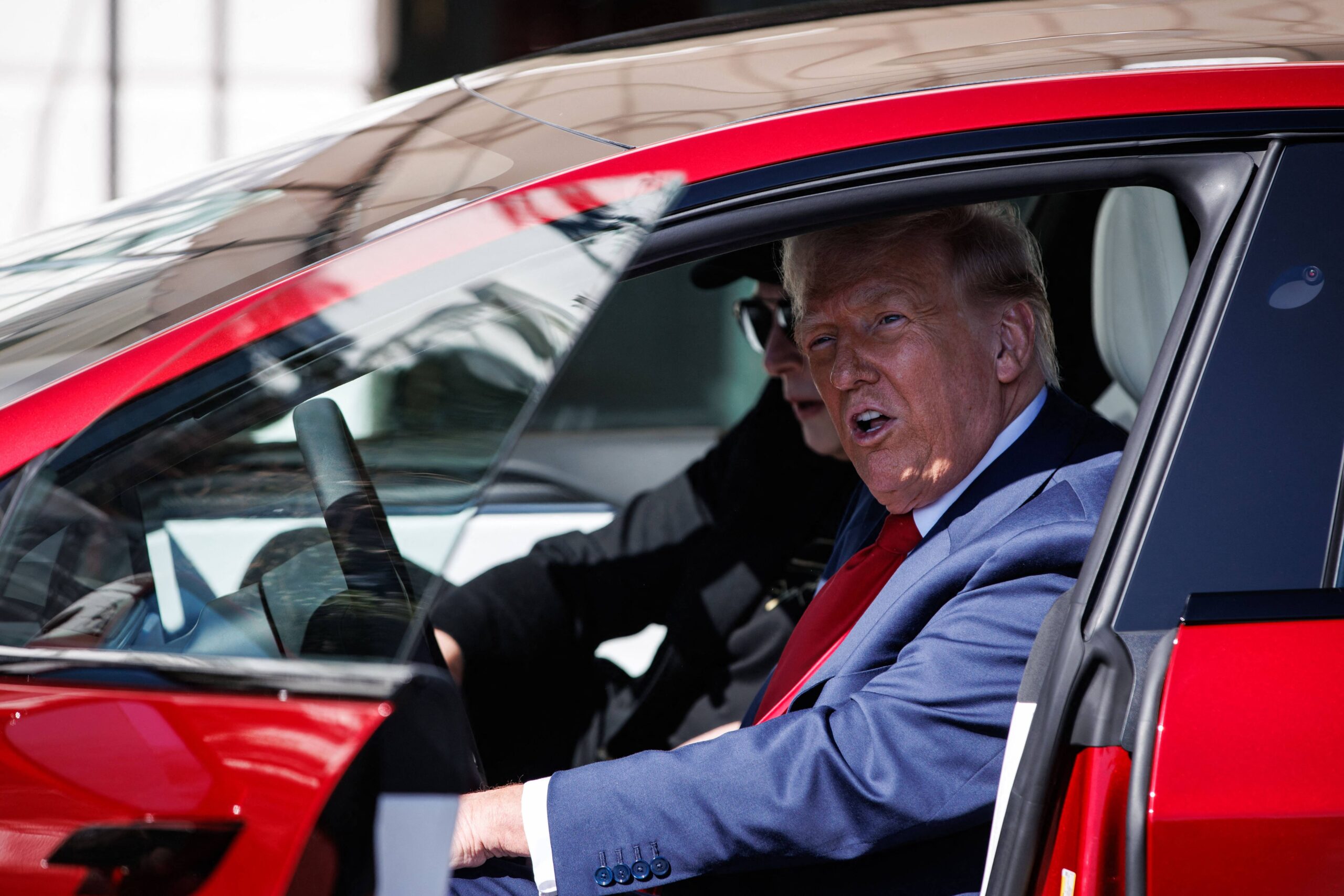 Musk Handed Trump a Script for Tesla Sales 'Stunt'