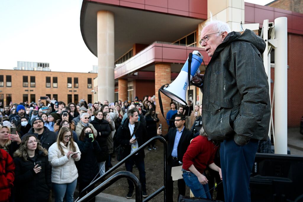Drawing huge crowds, Bernie Sanders steps into leadership of the anti ...