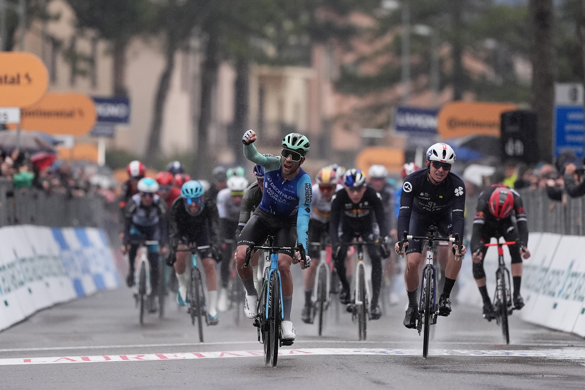 Tirreno-Adriatico 2025, zampata vincente di Andrea Vendrame davanti a ...