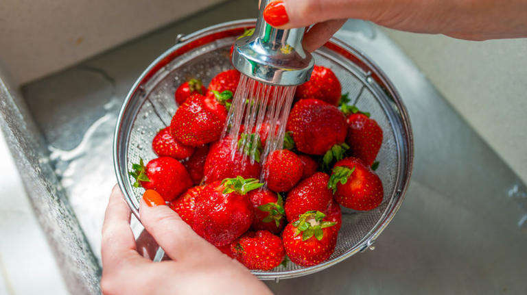 How To Clean Strawberries Using These 4 Easy Methods