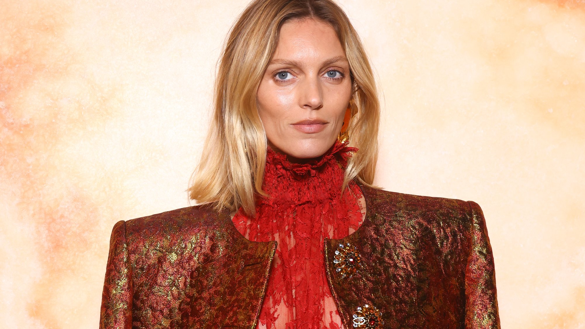 Anja Rubik błyszczy na paryskim fashion weeku. Wygląda jak milion dolarów