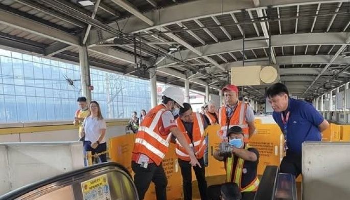 10 hurt after MRT-3 escalator malfunctions